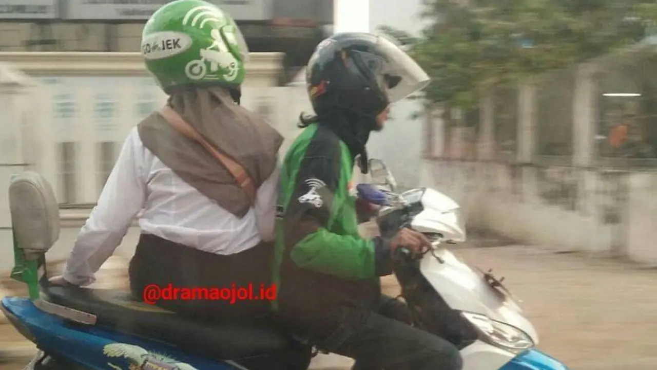 7 Potret Kocak Orang Saat Boncengan Motor Ini Posenya Nyeleneh - Hot Liputan6.com