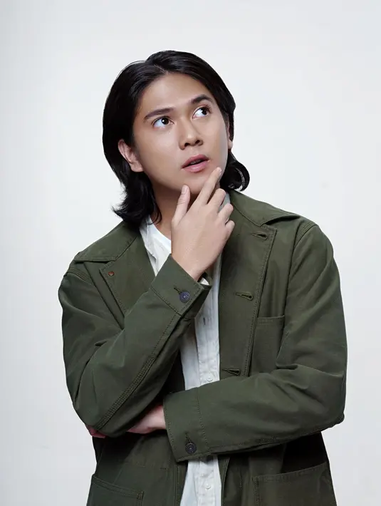 Gaya Aktor dengan Rambut Gondrong Ini Curi Perhatian Netizen - Foto ...