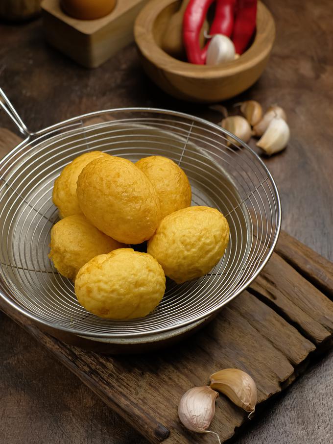 Tips Menggoreng Telur Rebus agar Tidak Meletup - Food Fimela.com