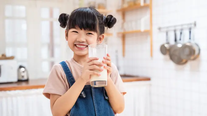 7 Manfaat Minum Susu Rutin untuk Tumbuh Kembang Anak - Parenting Fimela.com