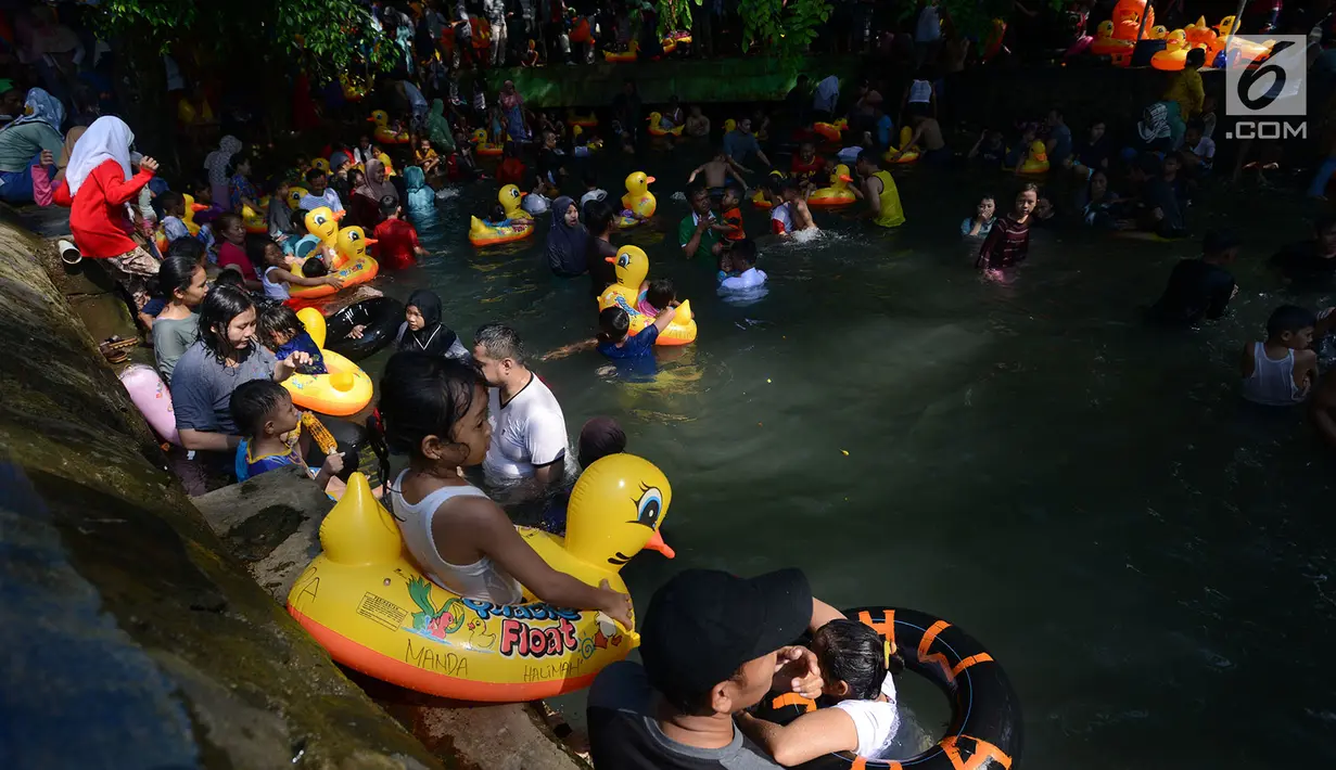 FOTO: Menikmati Wisata Pemandian Mata Air Sodong Saat Libur Lebaran - Foto Liputan6.com
