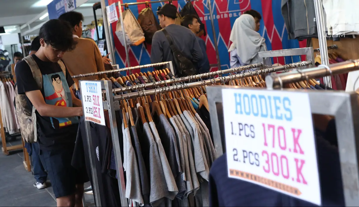 FOTO: Berburu Baju Lebaran Khas Anak Muda di JakCloth - Foto Liputan6.com