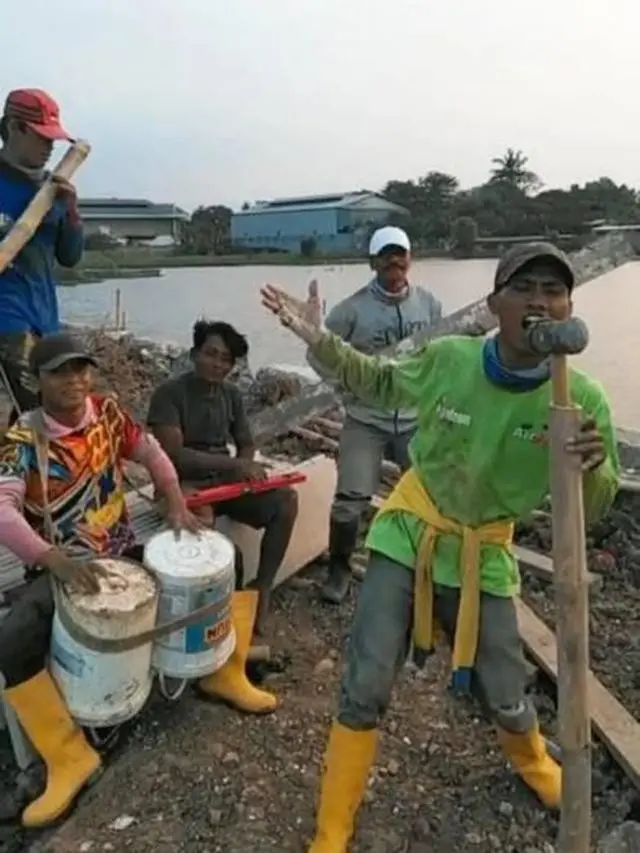 6 Tingkah Kuli Bangunan Bak Musisi Ini Bikin Ketawa Lepas - Hot ...