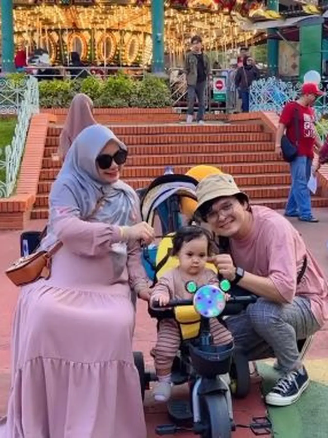 Potret Anisa Rahma Liburan Keluarga ke Dufan, Baby Bump Tampak Makin ...