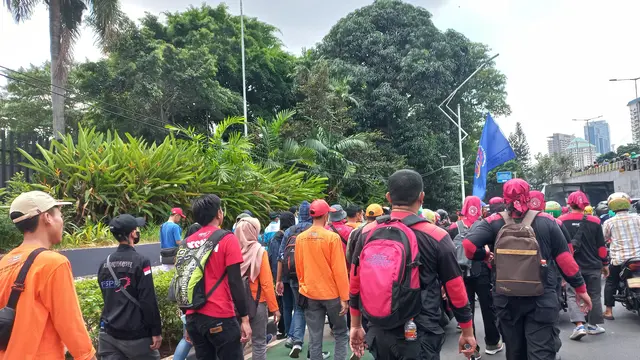 Massa Buruh yang Demo Tolak Kenaikan BBM Di DPR Mulai Membubarkan Diri - News Liputan6.com