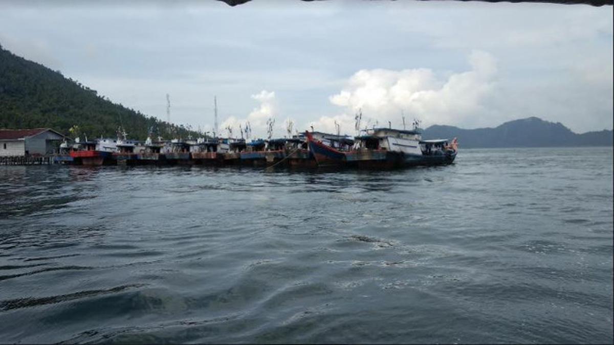 Pantai Kotor, Menteri Susi Marahi Warga Kampung Malau Natuna - Bisnis ...