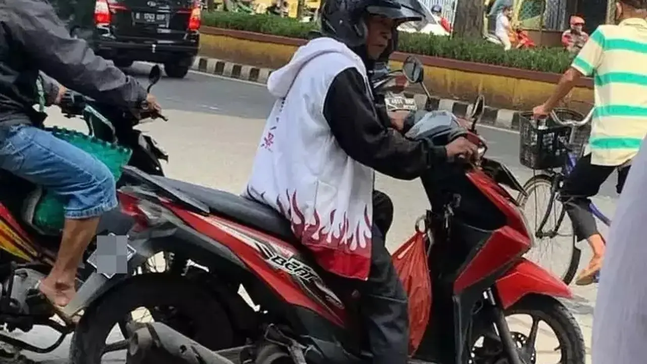 10 Outfit Nyeleneh Pengendara Motor di Jalan, Punya Tulisan Lucu Hingga ...