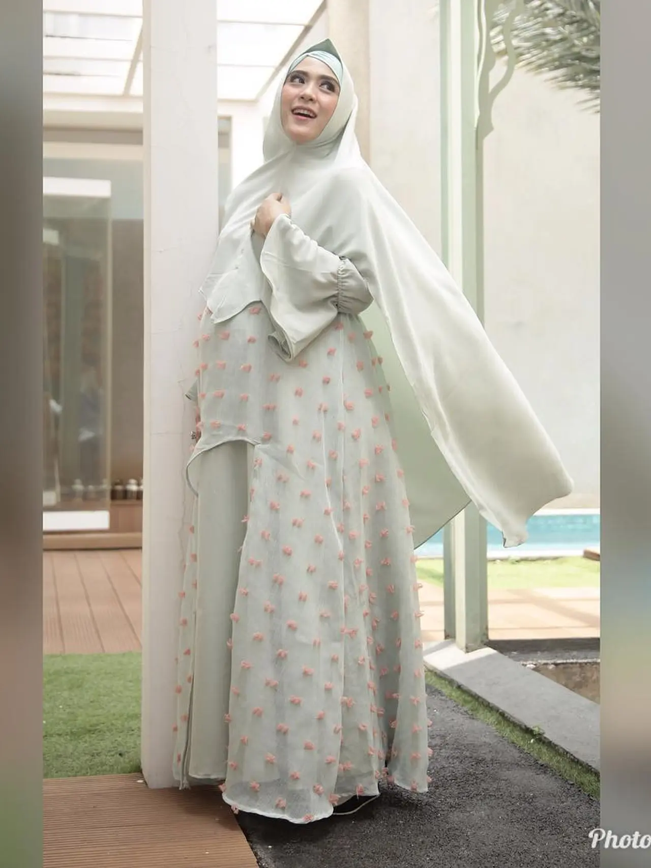 Tren Gamis Terbaru untuk Lebaran 2025: Brokat, Polos, dan Kombinasi ...