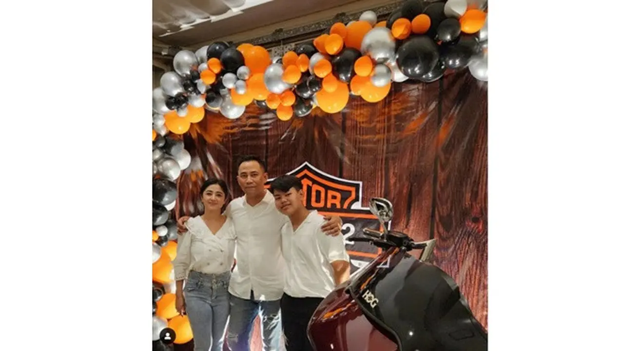 Sempat Dikira Putus, Ini 6 Potret Dewi Perssik dan Rully yang Makin ...