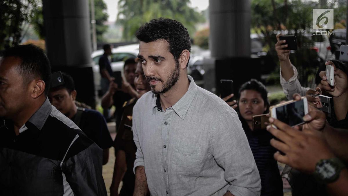 FOTO: Tiba di Kejari Selatan, Fachri Albar Menunduk dan Diam - Foto ...