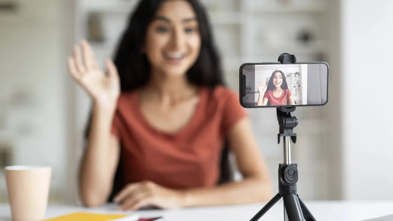 10 Cara Bikin Daily Vlog Pakai HP, Cocok Buat Kamu yang Baru Mulai ...