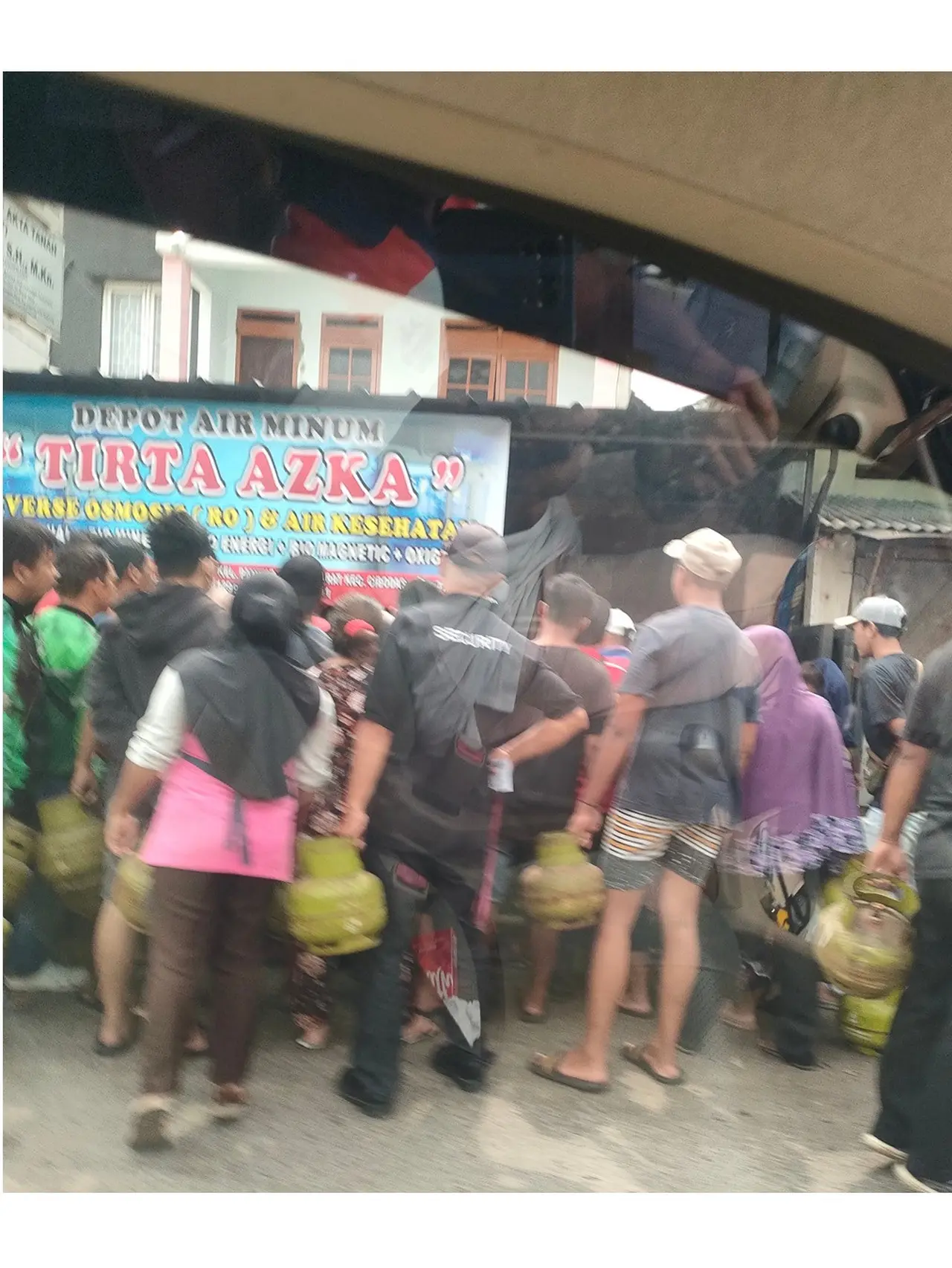 6 Potret Orang Antre Gas LPG 3 Kg, Rela Terjang Panas dan Hujan - Hot ...