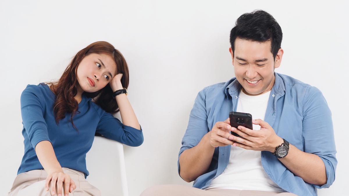 5 Cara Cuek ke Pacar Agar Si Dia Peka - Relationship Fimela.com