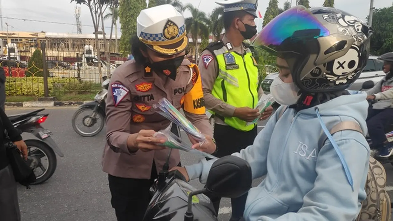 Operasi Zebra, Polisi di Pekanbaru Kasih 'Hadiah' ke Pelanggar Lalu Lintas - Regional Liputan6.com