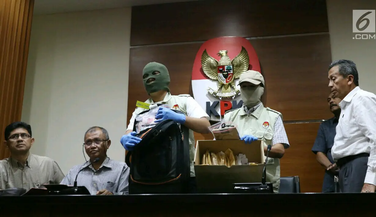 KPK Tunjukkan Barang Bukti OTT Pejabat BPK - Foto Liputan6.com