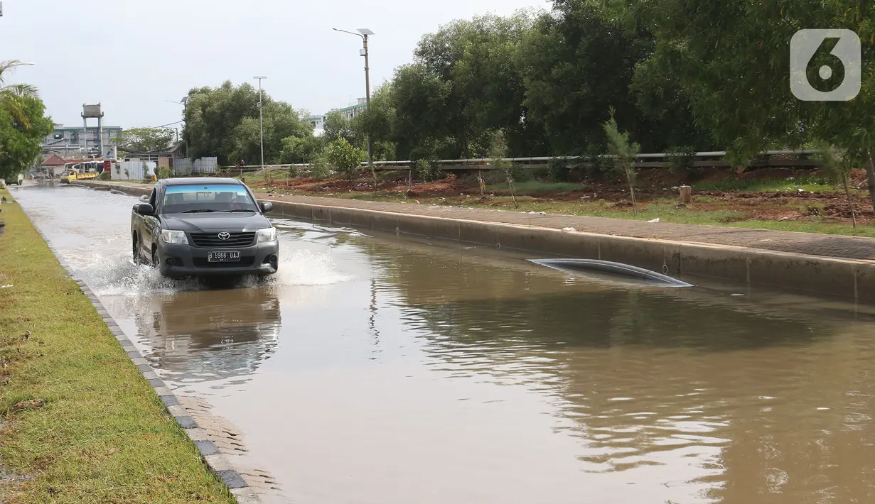 FOTO: Banjir Rob Genangi Pelabuhan Muara Baru - Foto Liputan6.com