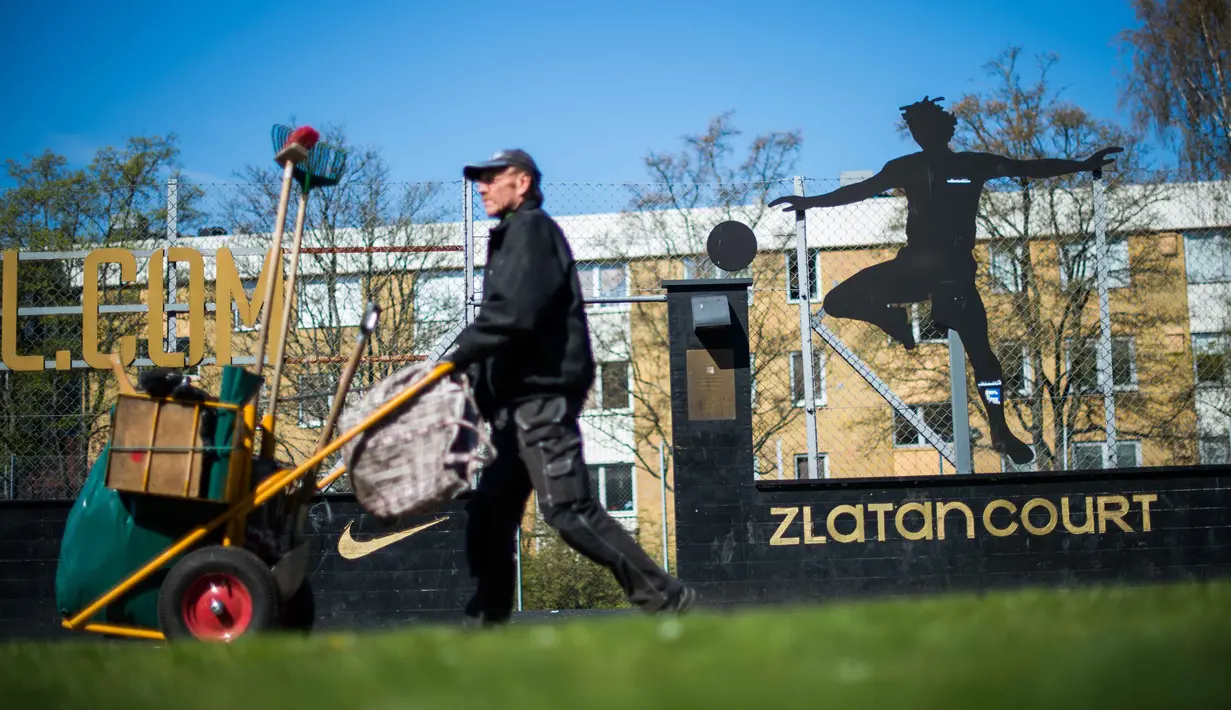 Menikmati Keindahan Lapangan Bola Zlatan Ibrahimovic - Foto Bola.com