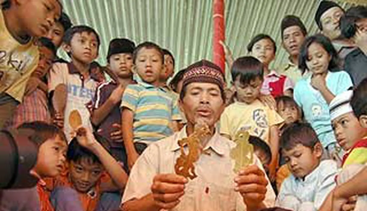 Rukidi memainkan Wayang Godong terbuat dari daun nangka di Jetis ...