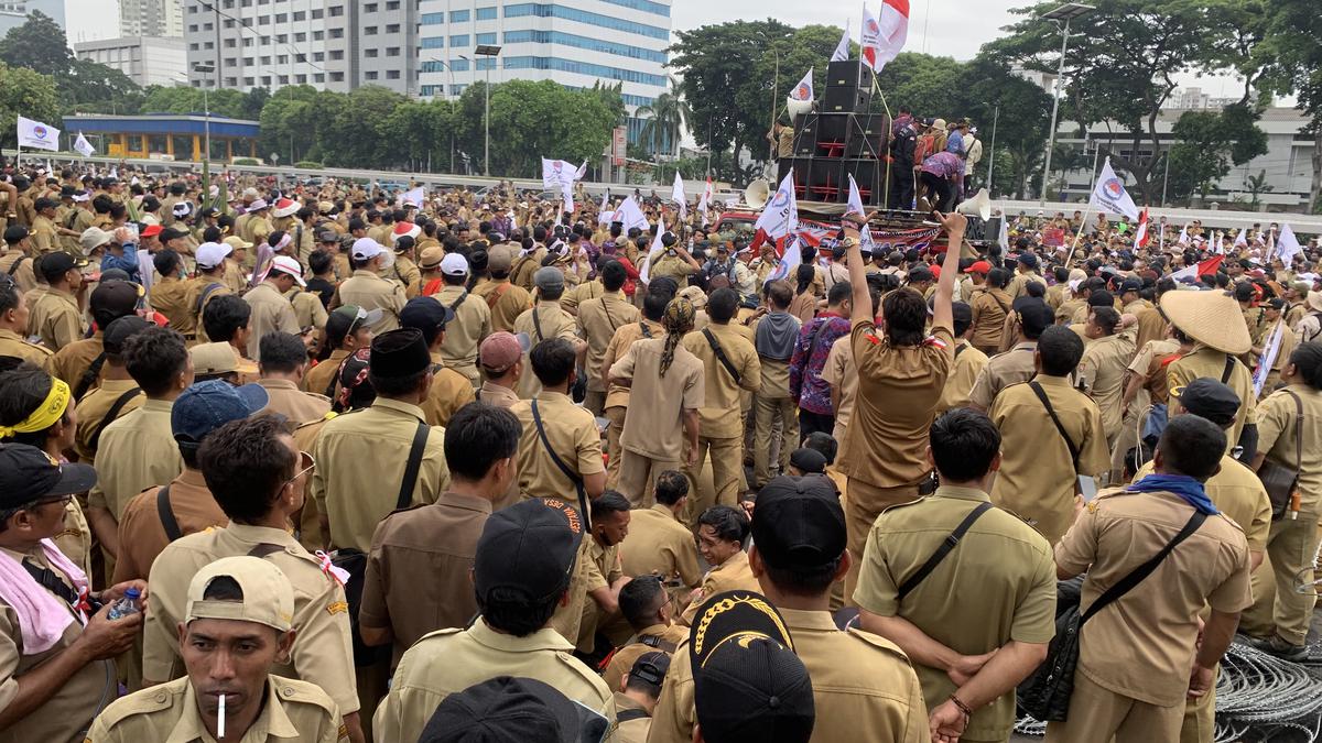 Selain Tak Bisa Diangkat Jadi ASN, Perangkat Desa juga Dilarang Jadi ...