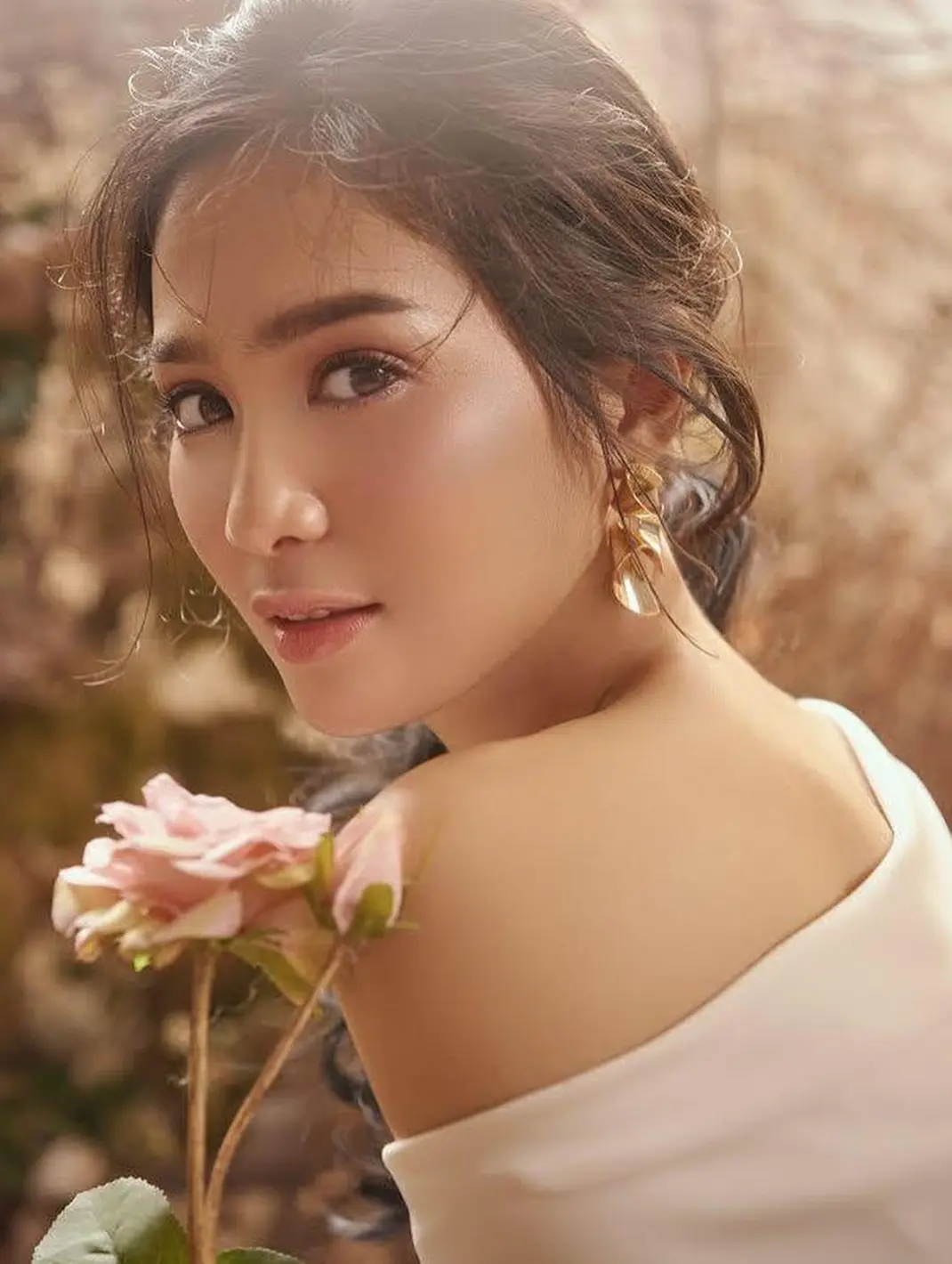 Potret Bunga Zainal Tampil dengan Poni, Manis Bak ABG - Foto Liputan6.com