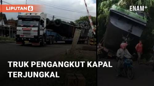 VIDEO: Ban Meledak, Truk Pengangkut Kapal Terjungkal di Tengah Jalan ...