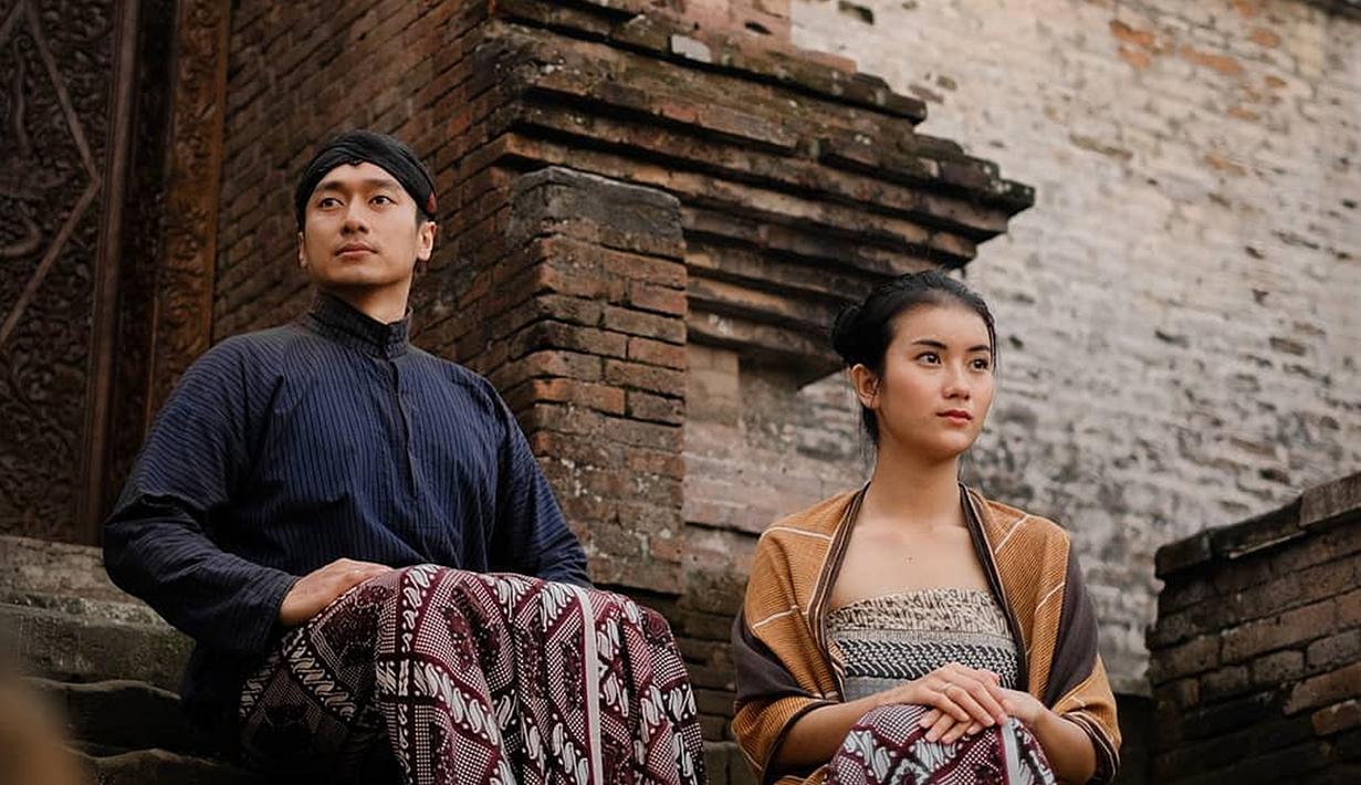 FOTO: Gaya Ina Marika dan Rezca Syam dalam Busana Adat Jawa yang ...