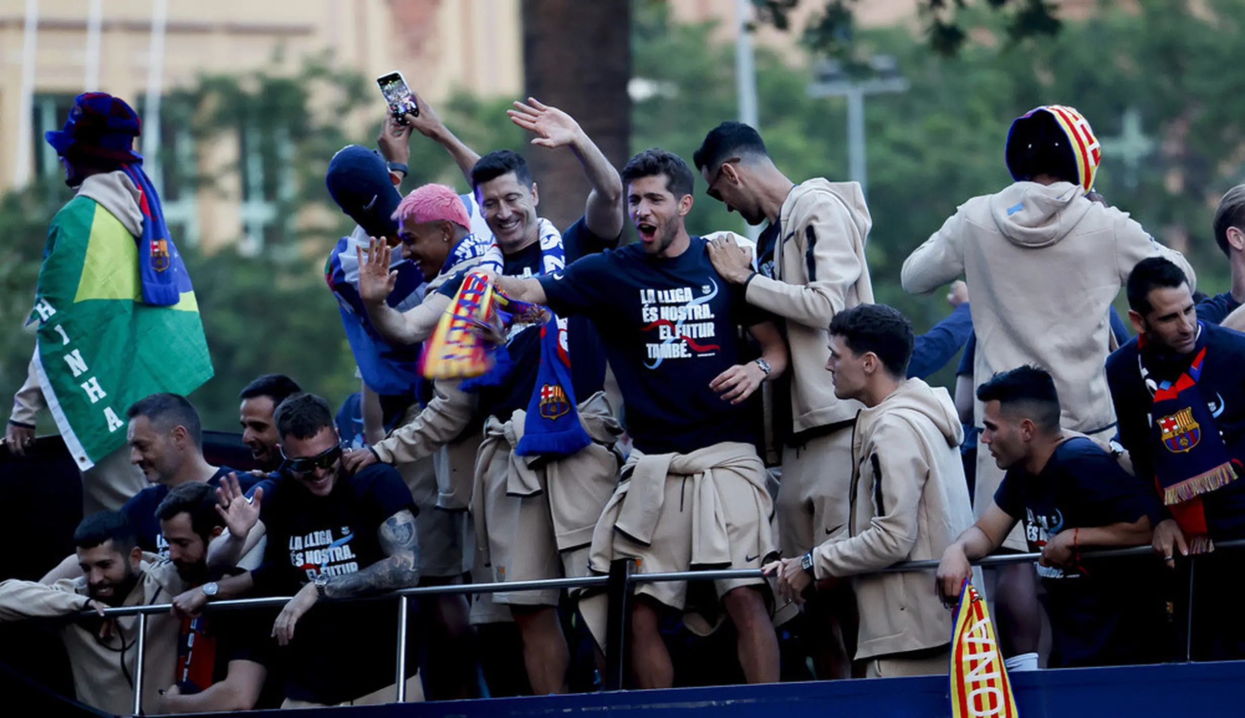 Barcelona Gelar Parade Bus Atap Terbuka Rayakan Juara Liga Spanyol ...