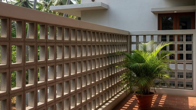 7 Model Dinding Teras Rumah di Desa yang Bikin Tampilan Hunian Makin Modern