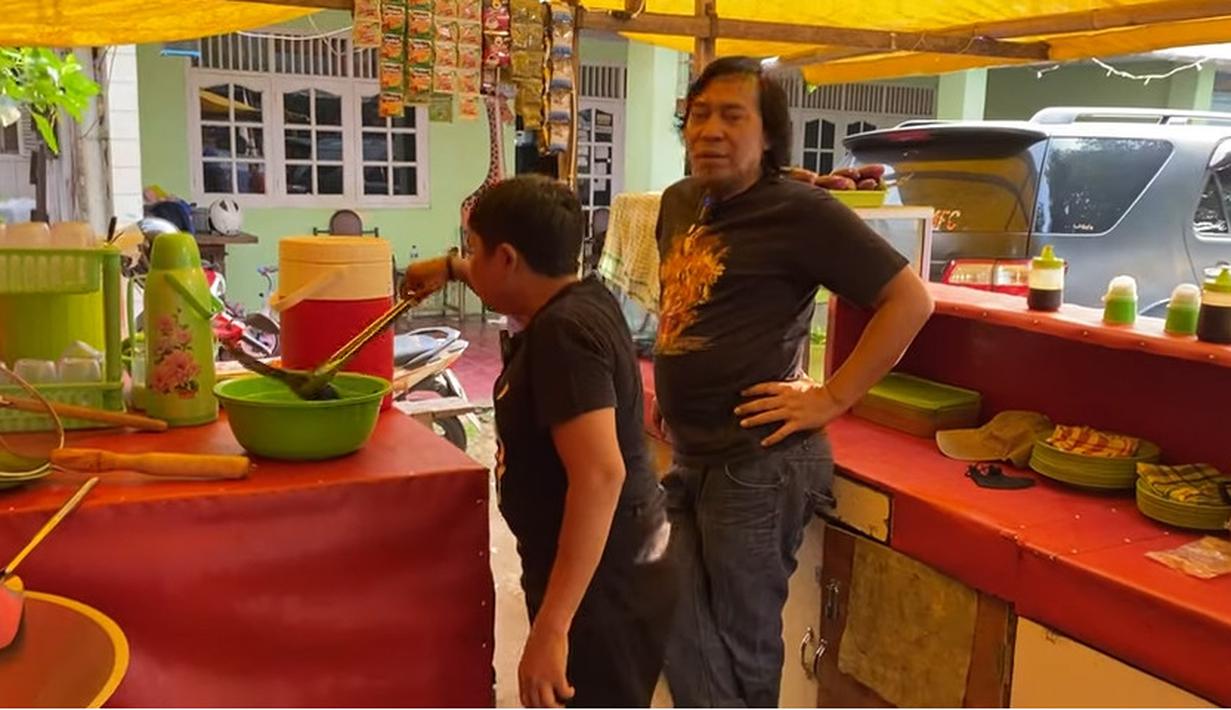 Jarang Terlihat di Layar Kaca, Potret Komedian Adul Jualan Pecel Lele Pakai Tenda - Photo Fimela.com