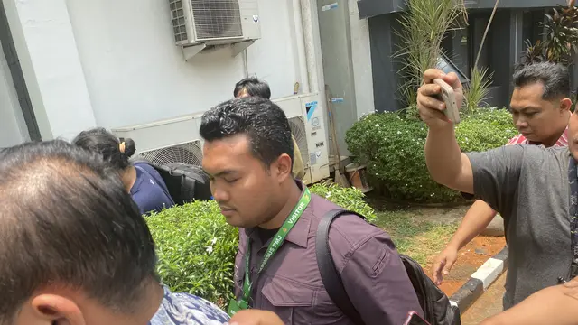 Penampakan Ajudan Firli Bahuri saat Datangi Polda Metro Jaya - News Liputan6.com