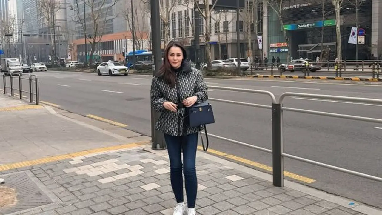 6 Potret Cantik Jennifer Dunn saat Liburan di Korea Selatan, Outfit ...