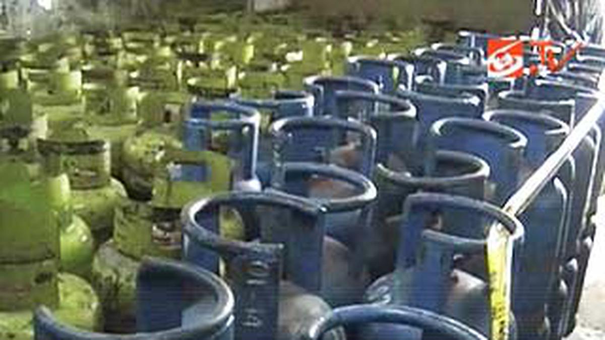 Lokasi Penyuntikan Gas Bersubsidi Digerebek - News Liputan6.com