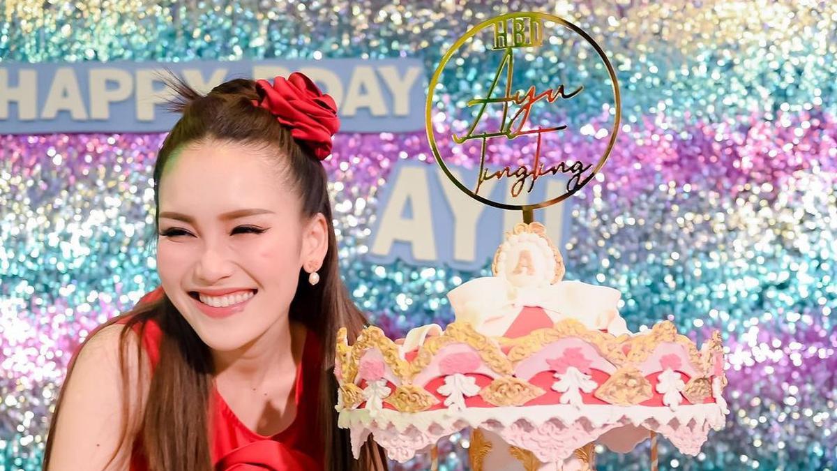8 Tampilan Cantik Ayu Ting Ting Dibalut Dress Bunga Mawar Merah Rayakan Ulang Tahun ke-31 ...