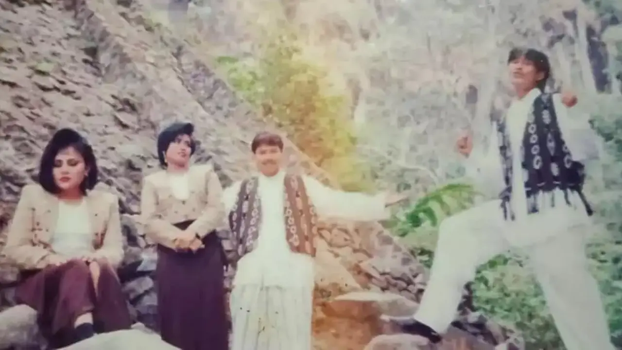 6 Potret Masa Muda Eva Manurung Ibunda Virgoun, Penyanyi Lawas Era 80 ...