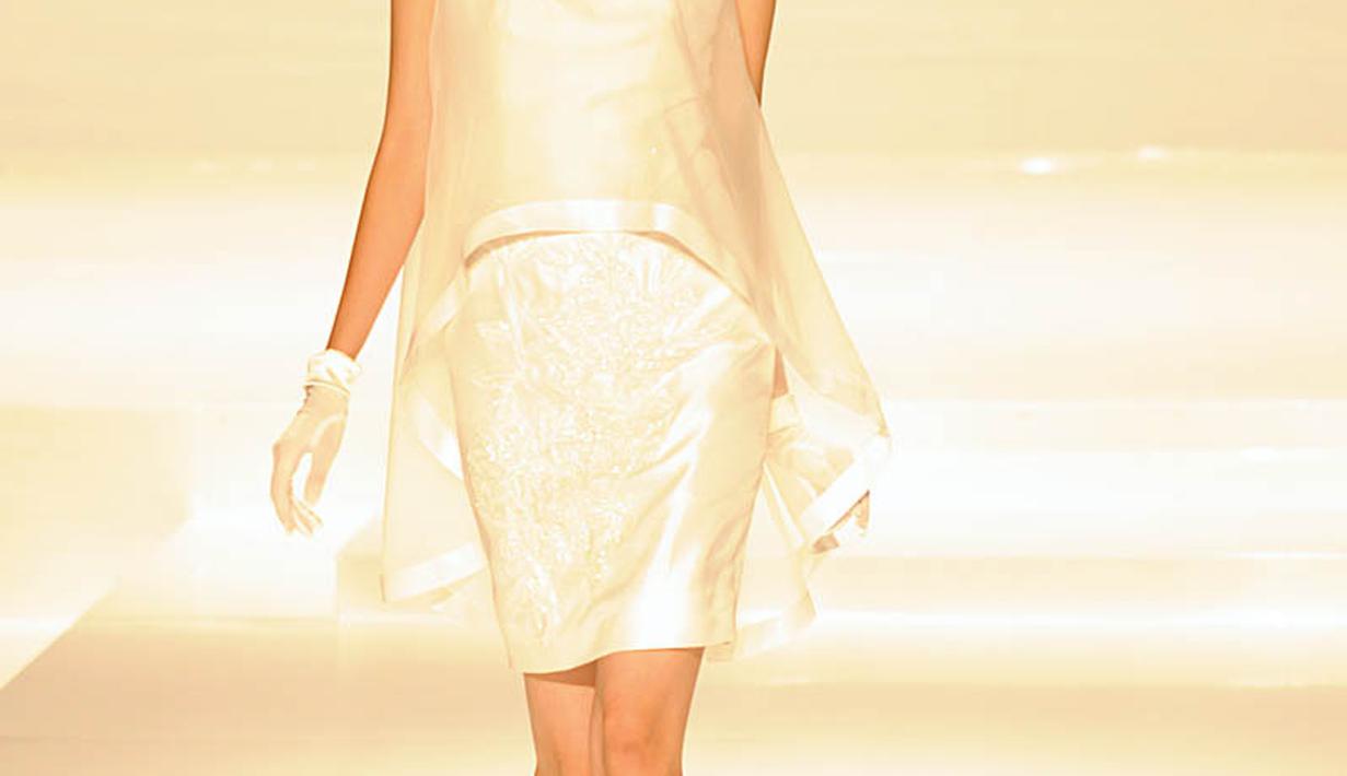 Wedding Gown by Adjie Notonegoro V - Photo Fimela.com