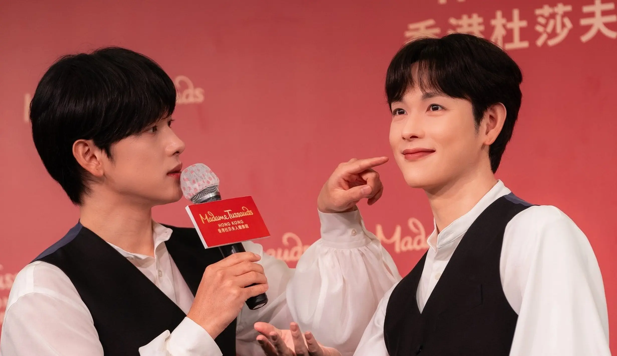 Im Siwan Pose dengan Patung Lilinnya di Madame Tussauds, Mirip Banget ...