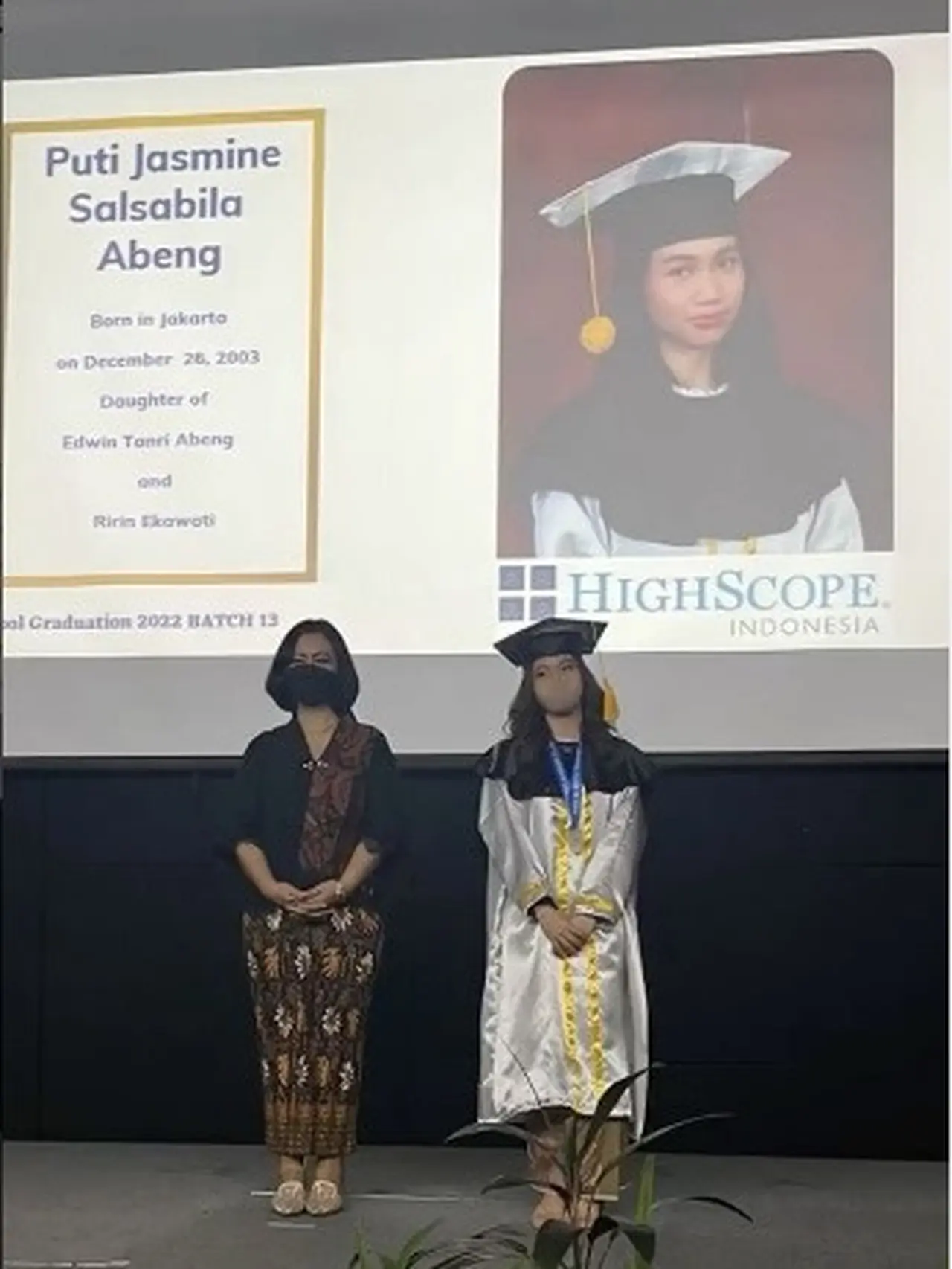 5 Potret Jasmine Abeng di Acara Wisuda SMA, Putri Sulung Ririn Ekawati Tampil Menawan Kenakan ...