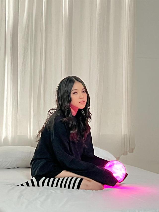 5 Potret Anneth Delliecia Tampil Cantik Pakai Outfit Hitam, Dikabarkan ...