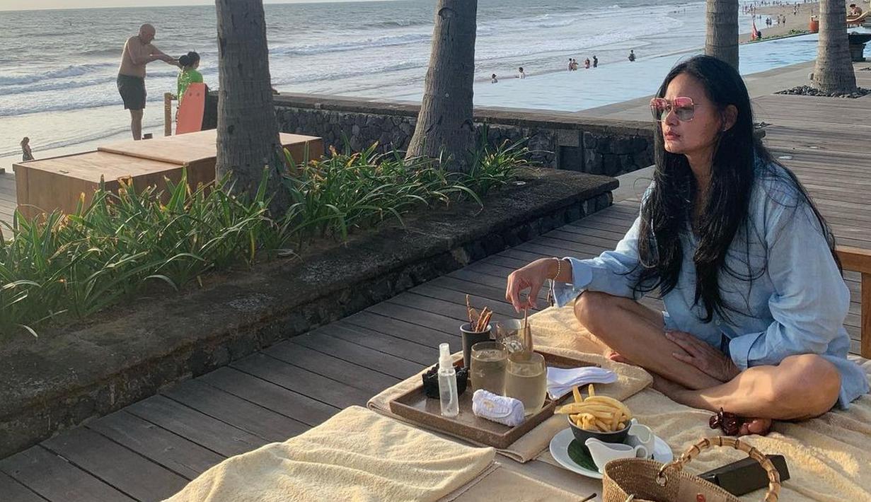 Berusia 53 Tahun, Intip 10 Potret Donna Harun Pamer Body Goals - Photo ...