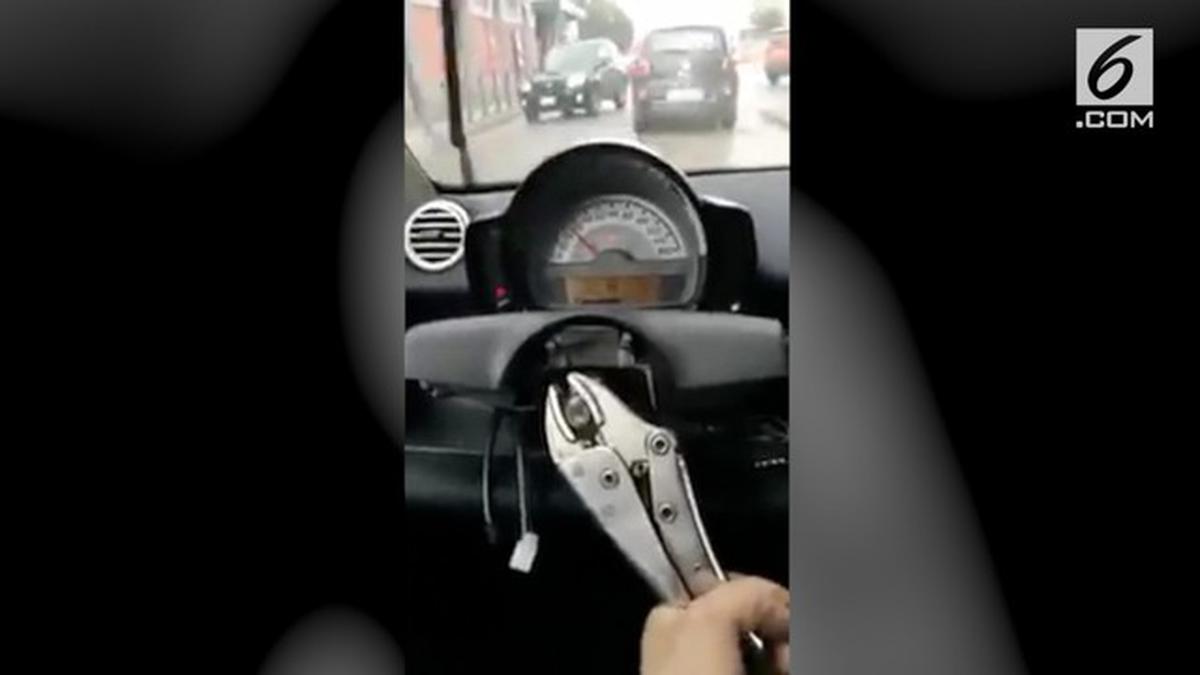 VIDEO: Wow, Pria Ini Menyetir Mobil dengan Tang - Otomotif Liputan6.com