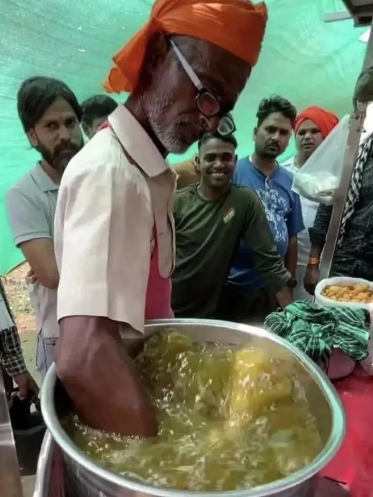 6 Cara Masak Penjual India Ini Bikin Tak Selera, Jauh Dari Kata ...