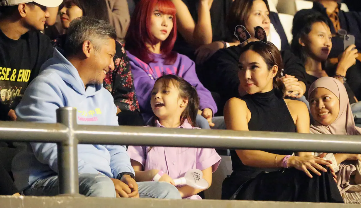 6 Potret Keseruan Gading Marten, Gempita dan Gisella Anastasia di Konser Yura Yunita, Hangat dan ...