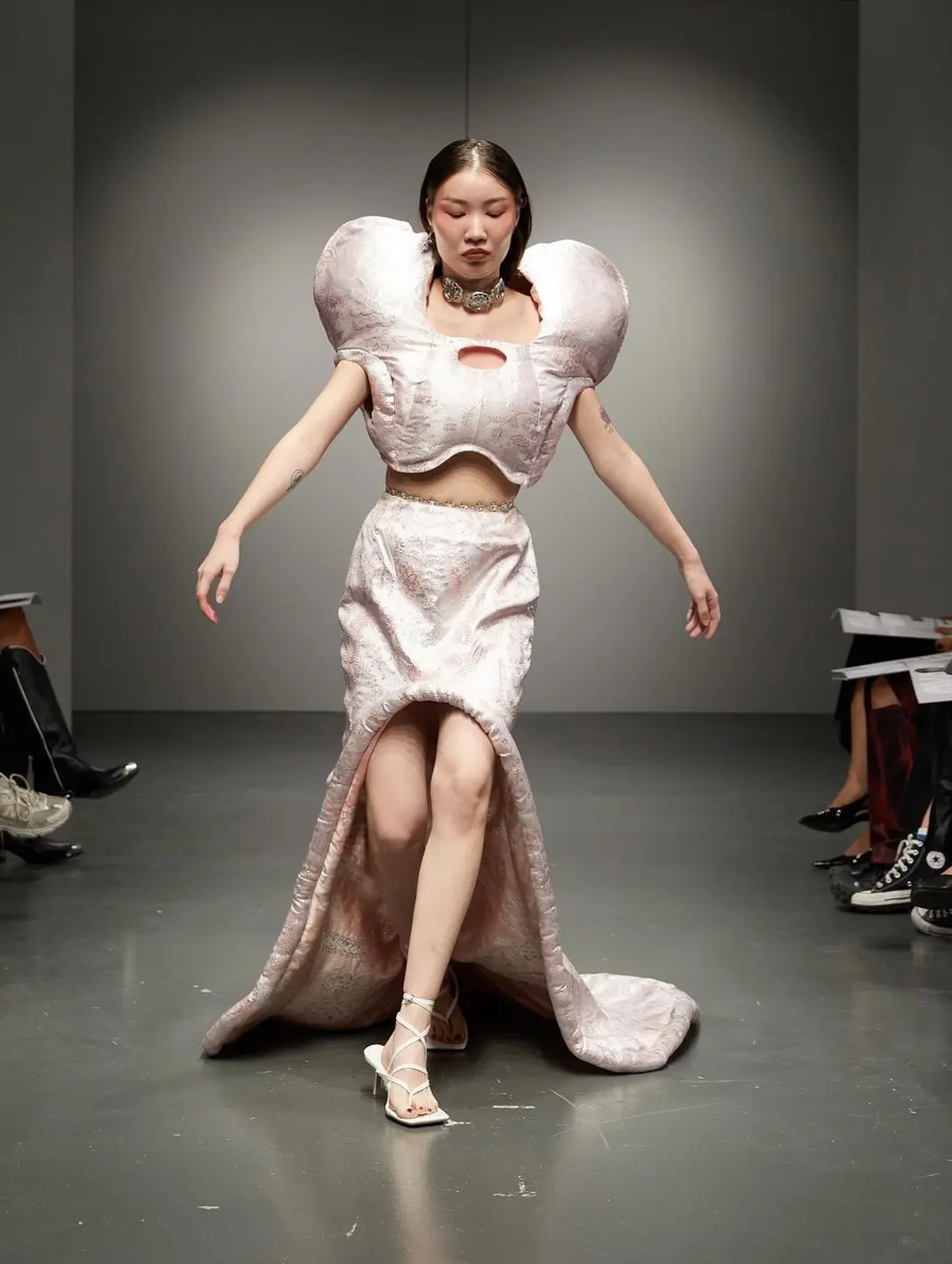 10 Potret Semua Model Terpeleset dan Jatuh di Runway Unik Milan Fashion ...