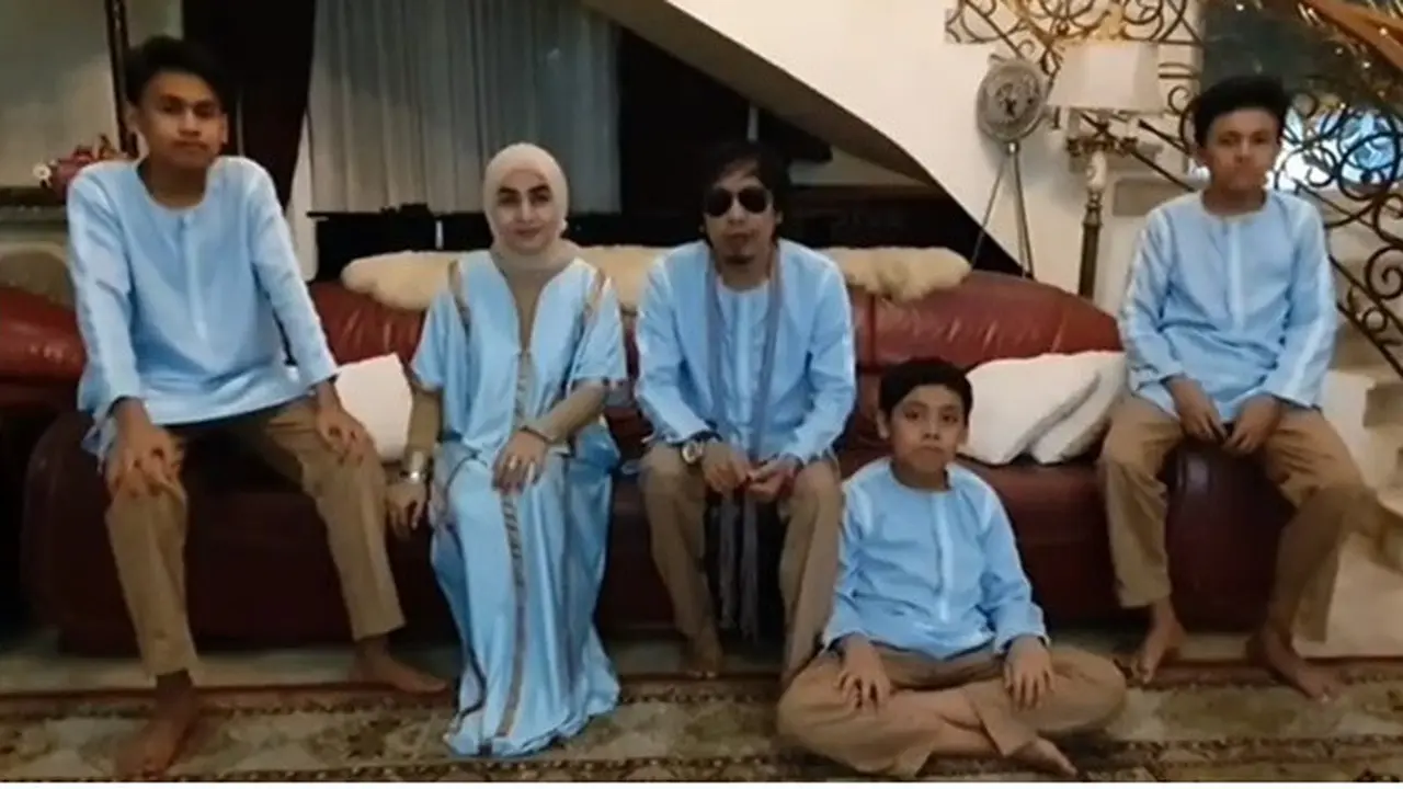 Jarang Tersorot, Ini 7 Potret Ian Kasela Bersama Keluarga - Hot Liputan6.com