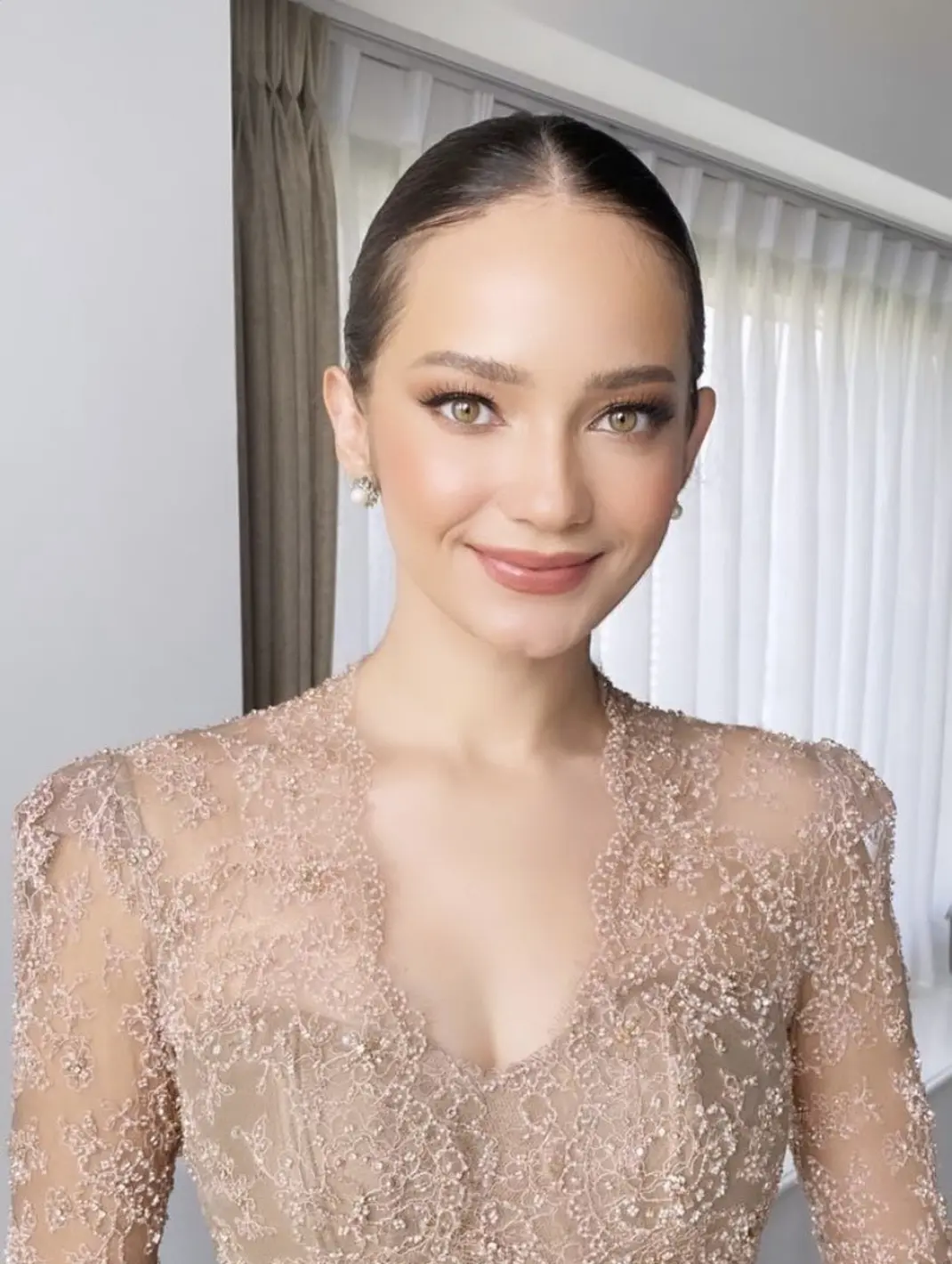 6 Penampilan Enzy Storia saat Wisuda Kenakan Toga dan Kebaya Coklat dan ...