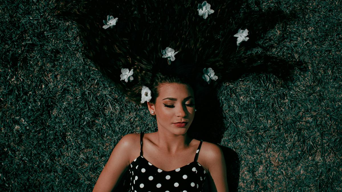 3 Kreasi Jepit Rambut Bunga, Sentuhan Elegan untuk Gaya Sehari-hari