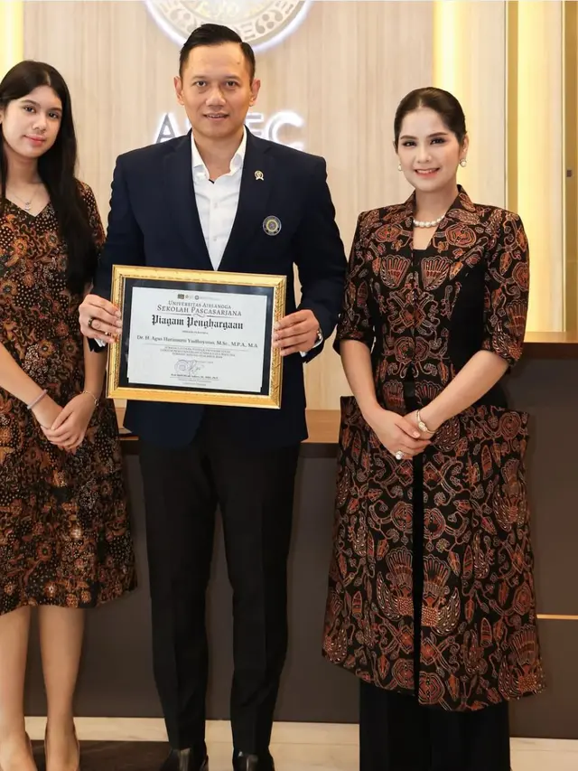 7 Pesona Annisa Pohan Dampingi AHY Wisuda S3, Elegan Kenakan Kebaya ...