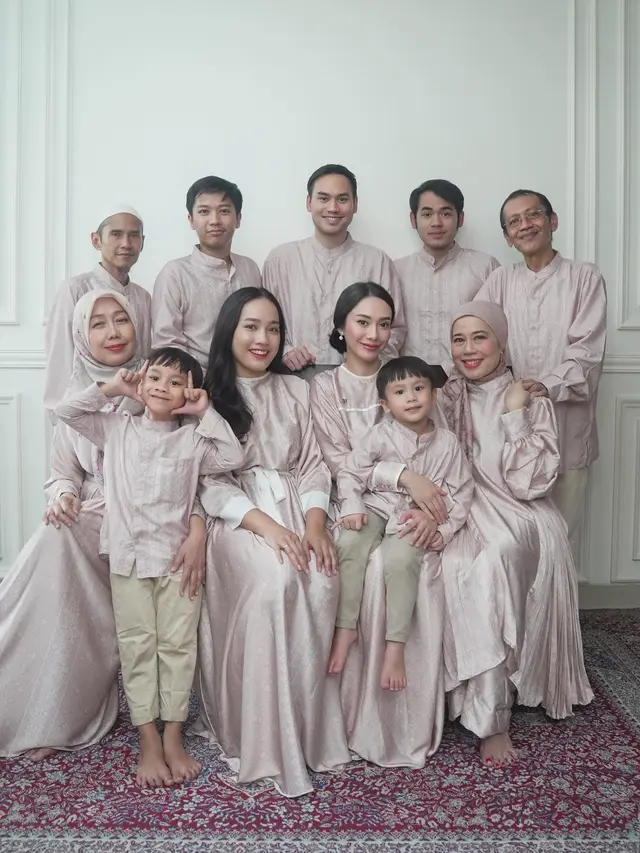 7 Potret Terbaru Ray Sahetapi Usai Stroke, Jalani Lebaran Bareng ...