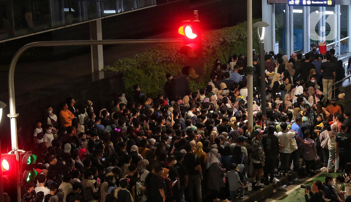 Calon Penumpang Mengular di Stasiun MRT Bundaran HI Selepas Perayaan ...