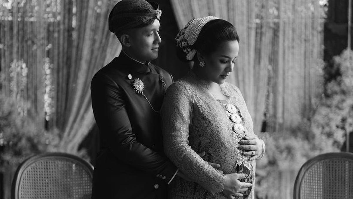 8 Potret Prosesi Mitoni 7 Bulanan Angel Pieters Kental Nuansa Adat Jawa, dari Siraman Dibalut ...